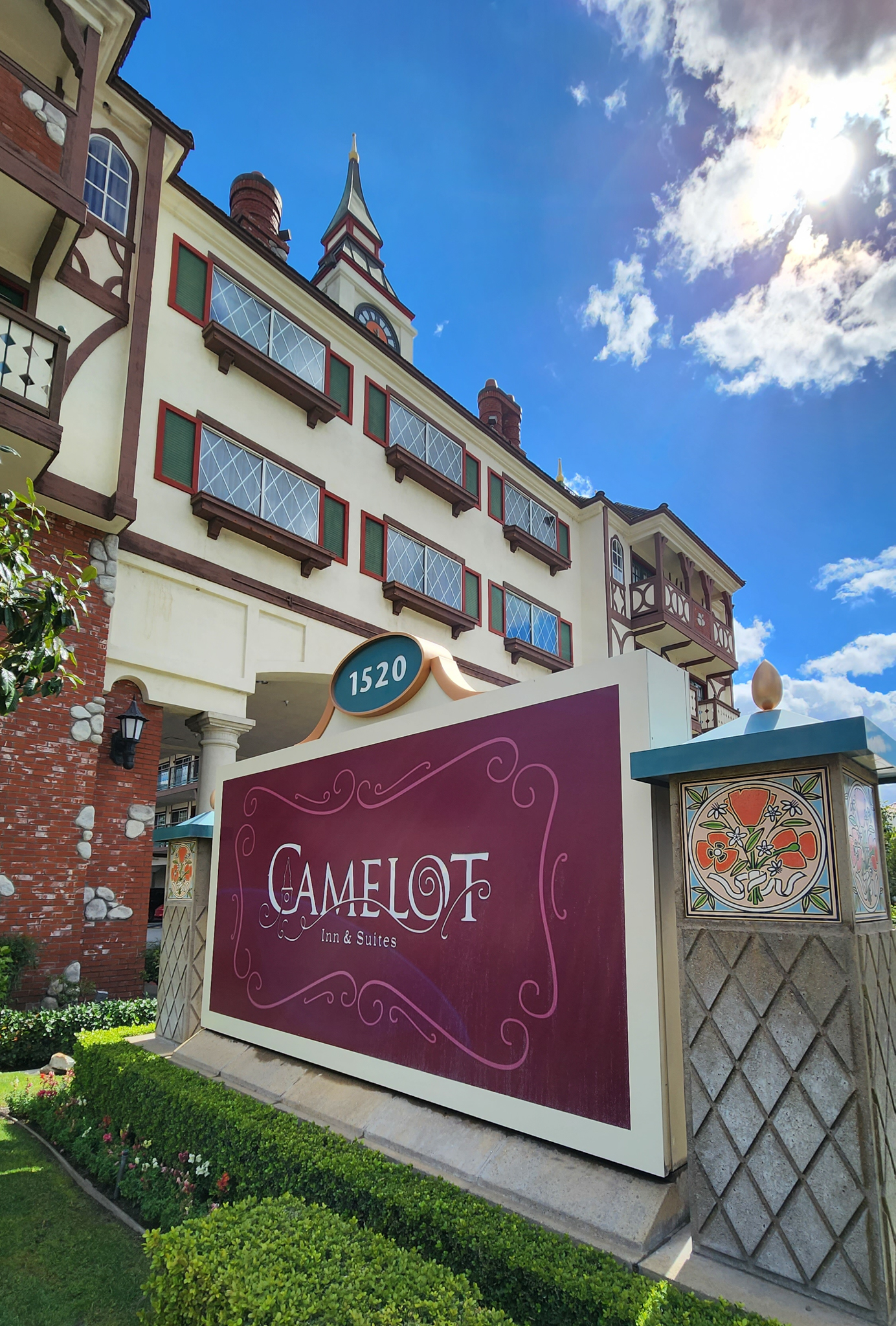 13 Best Harbor Blvd Hotels Across From Disneyland | Family Travel